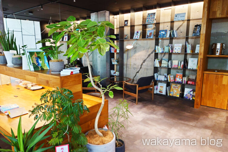 D2B CAFE 穴場のブックカフェ TSUTAYA WAY書店 田辺東山店内 ‐ 和歌山県田辺市
