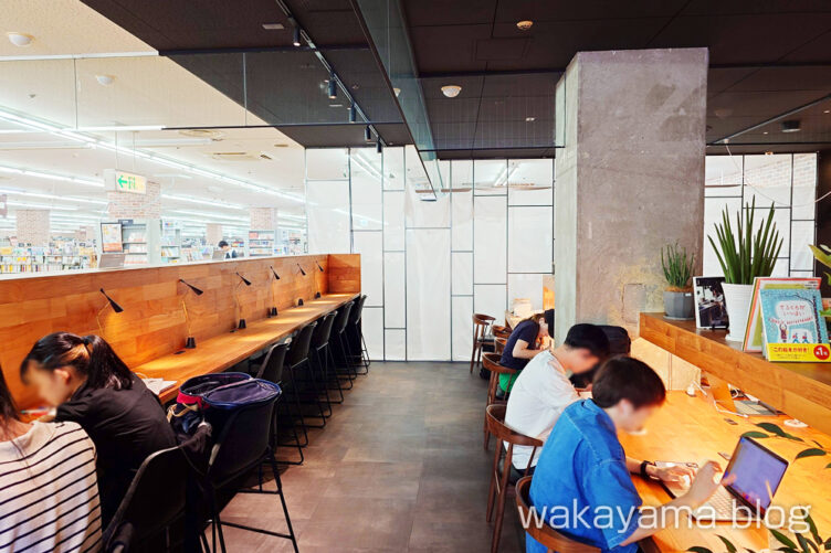 D2B CAFE 穴場のブックカフェ TSUTAYA WAY書店 田辺東山店内 ‐ 和歌山県田辺市